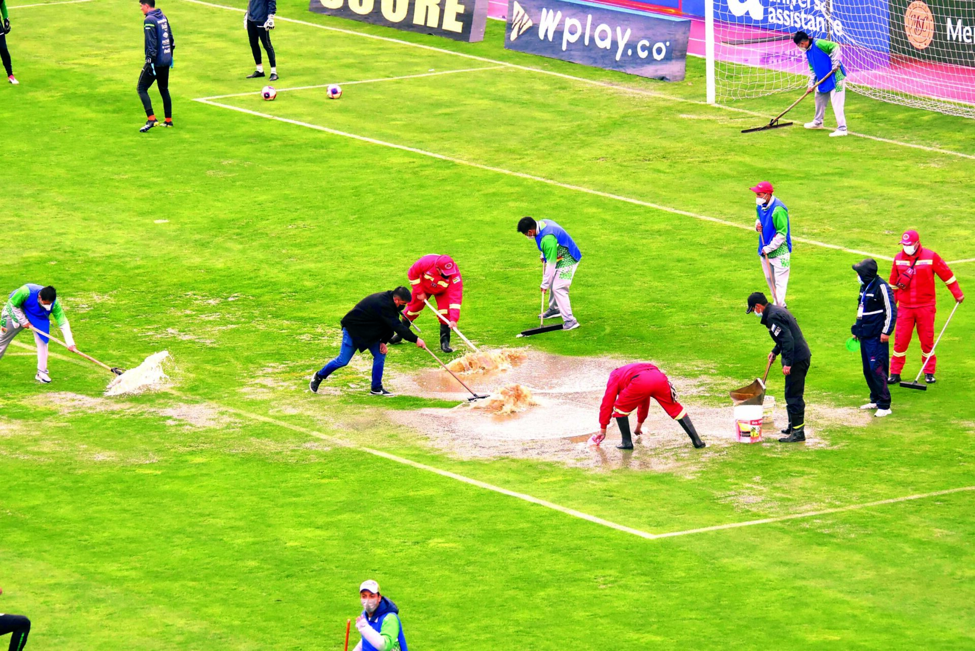 La lluvia dejó la cancha en mal estado - El Diario - Bolivia