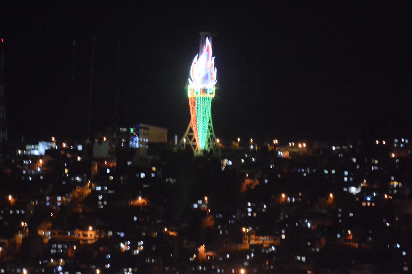 La Paz enciende gigantesca Tea en su mes aniversario - El Diario - Bolivia