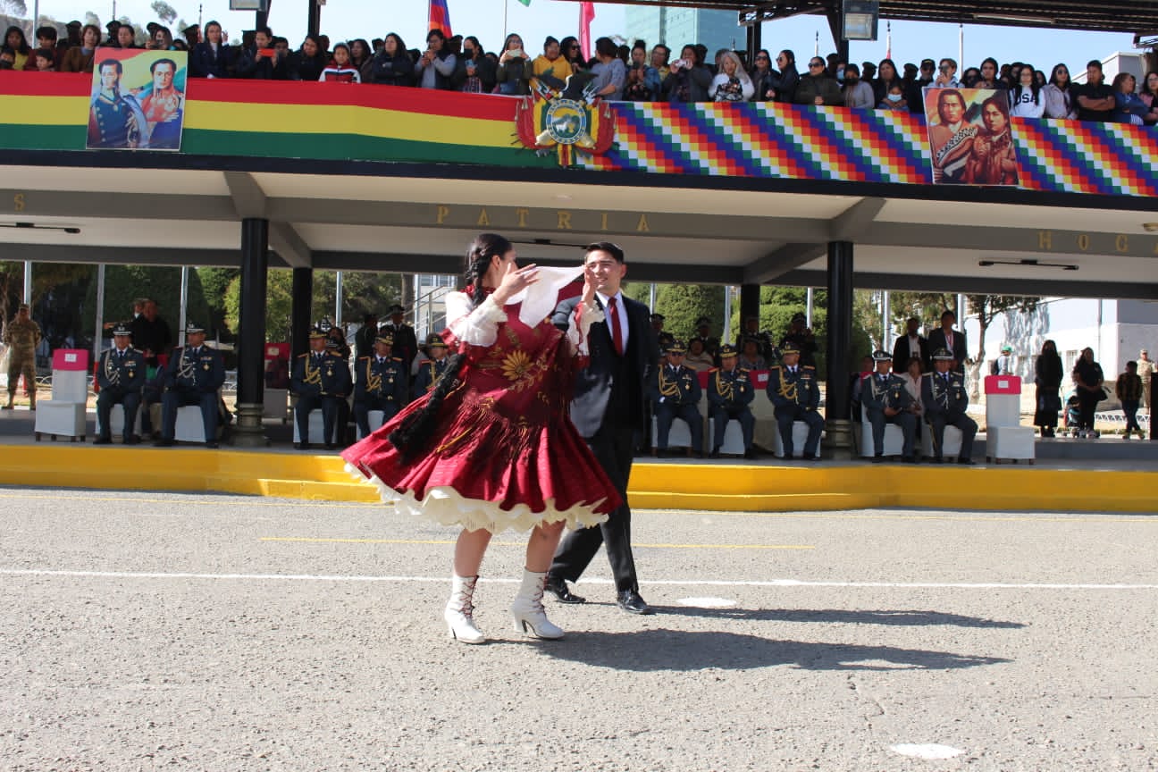 Desfile escolar rememora Revolución del 16 de Julio de 1809 - El Diario ...