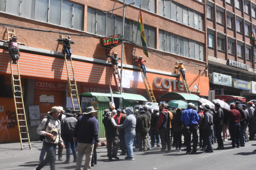 Trabajadores de Cotel se crucifican en demanda de nuevos proyectos - El ...