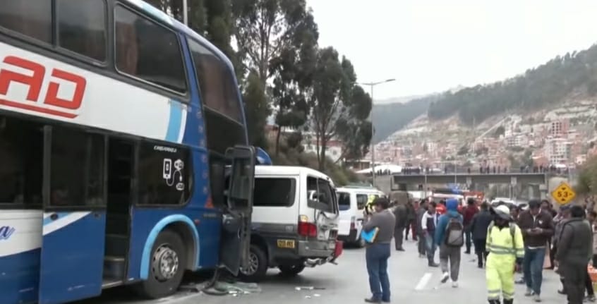 Bus interdepartamental colisiona con varios vehículos y deja heridos ...