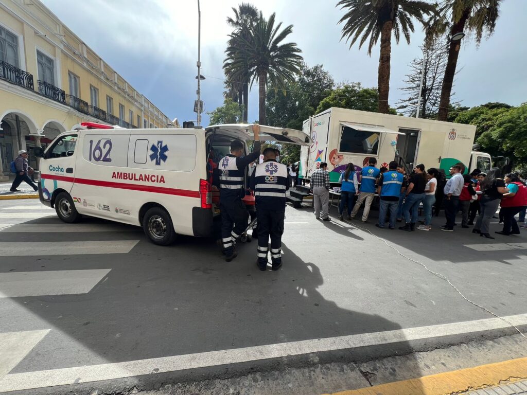 Entregan consultorio móvil, desfibriladores y ambulancias - El Diario ...