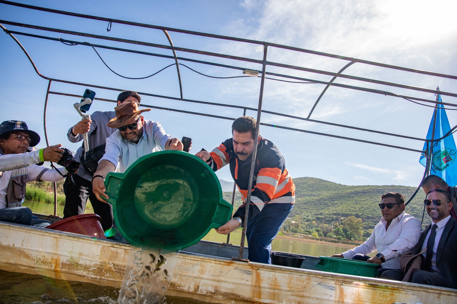 Liberan a más de 2.000 peces en laguna Alalay - El Diario - Bolivia