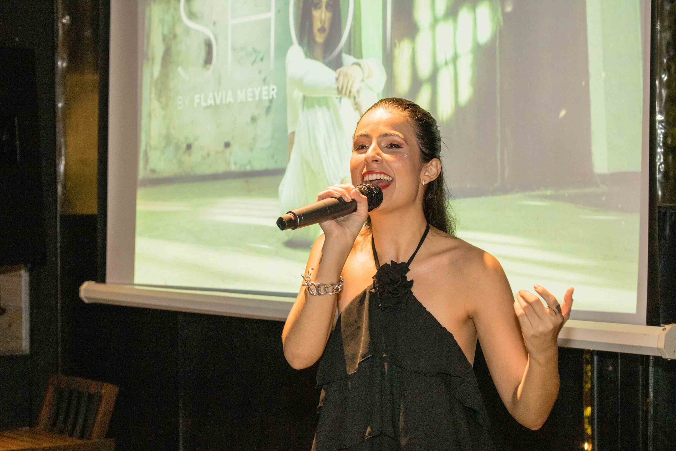 Flavia Meyer presentó “Shot”, pegajosa cumbia-pop - El Diario - Bolivia