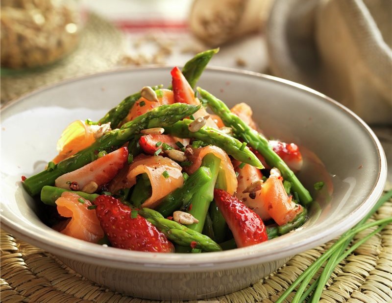 Ensalada de Primavera con espárragos y frutillas - El Diario - Bolivia