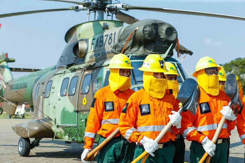Dos helicópteros inician operaciones de sofocación de incendios en ...