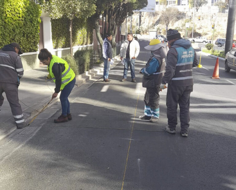 Cierre parcial de la calle 21 de Calacoto de la ciudad de La Paz para ...