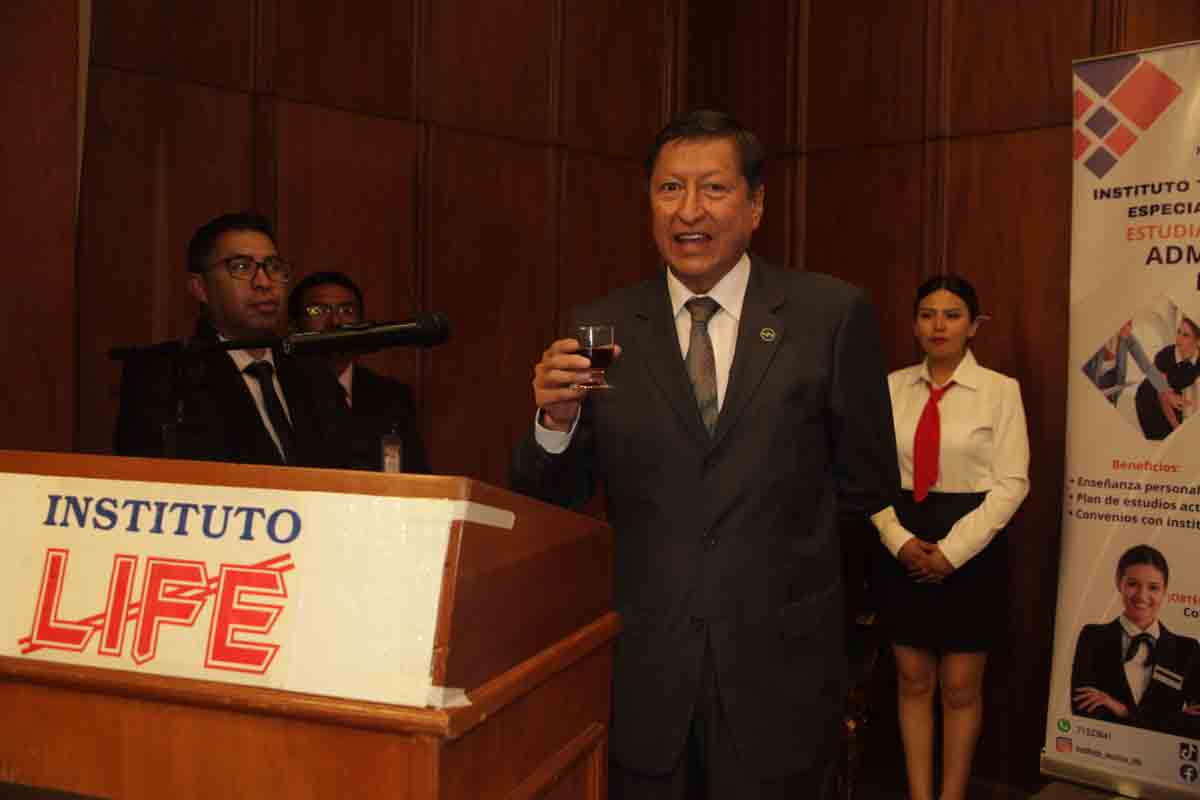 Colación de Grado del Instituto Life - El Diario - Bolivia