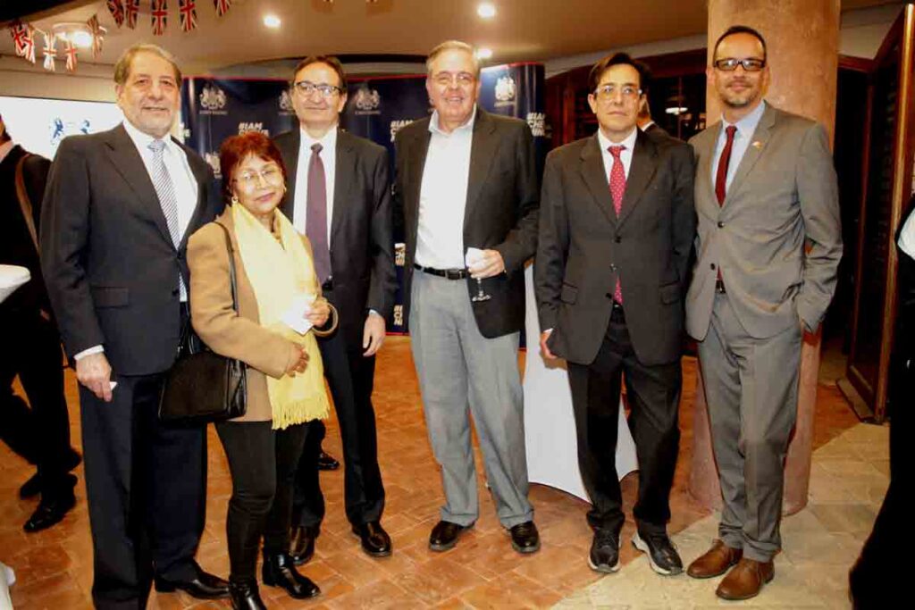 Despedida en honor de becarios Chevening 2024-2025 - El Diario - Bolivia
