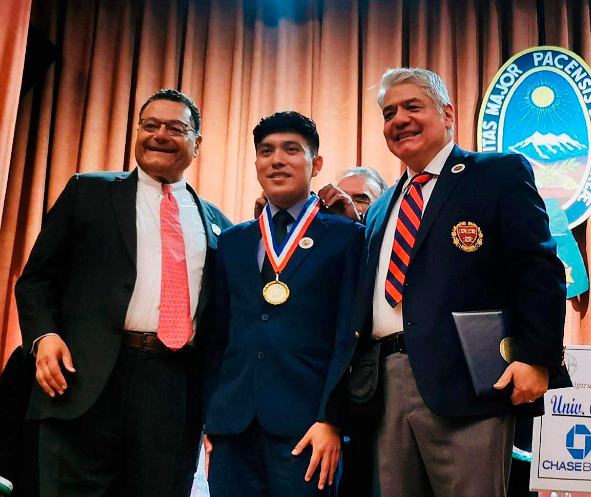 Entrega del trigésimo primer Premio a la Excelencia Académica Ing ...