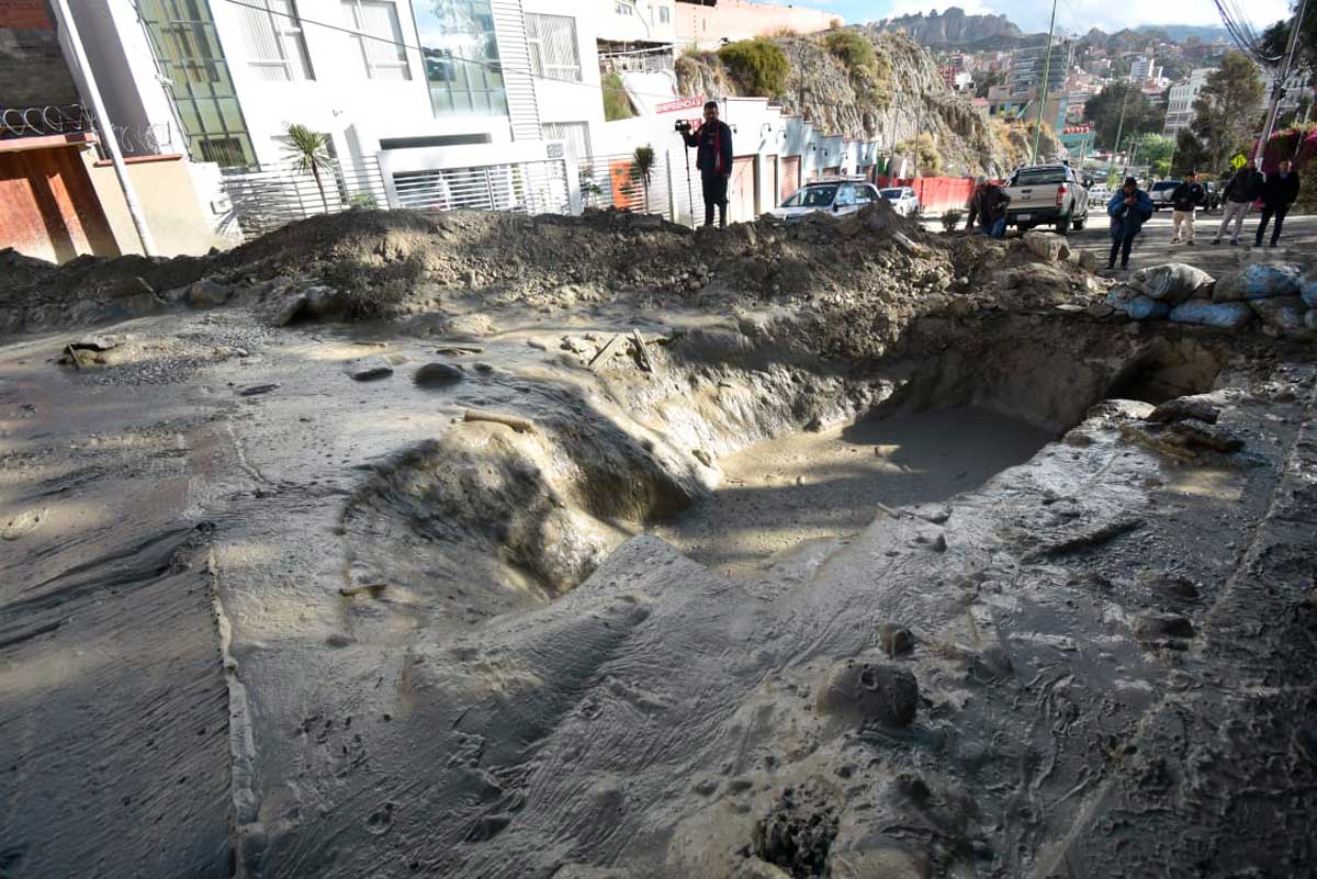 Excavan bóveda para extraer material acumulado y contener el lodo ...