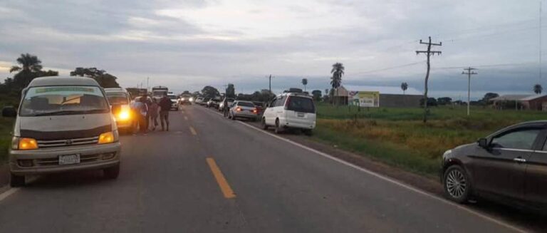 Levantan bloqueo en la vía Santa Cruz - Trinidad - El Diario - Bolivia