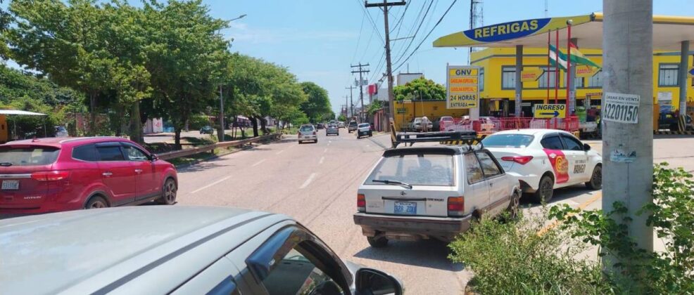 Vuelven filas de vehículos por combustible - El Diario - Bolivia