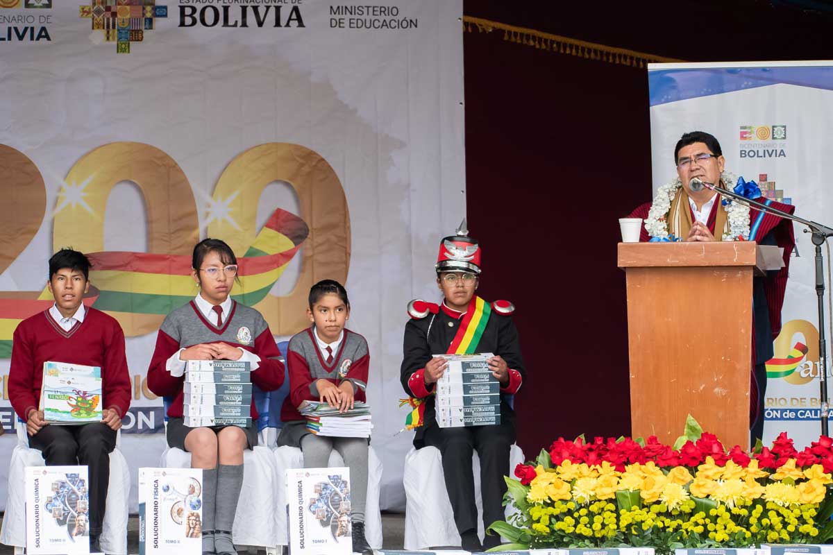 Ministro de Educación entrega solucionarios y cuentos infantiles - El ...