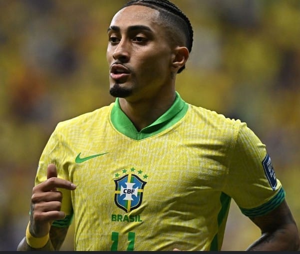 El abrazo entre Lionel Scaloni y Raphinha en Argentina-Brasil tras las ...