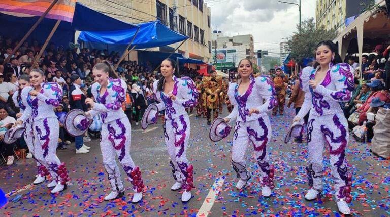 Corso de Corsos exhibió alegría, juventud y belleza - El Diario - Bolivia