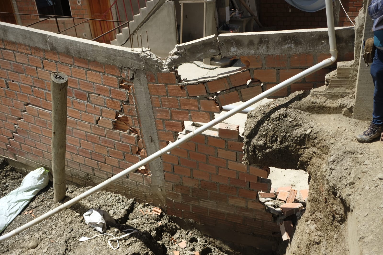 Alerta en Alpacoma, desajuste de talud afecta casas y hay riesgo de ...