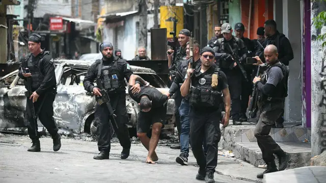 Justifican operativo contra grupo criminal en las favelas de Brasil ...