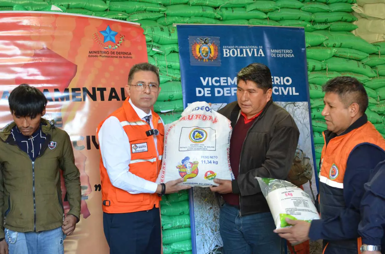 Defensa Civil entrega ayuda humanitaria a Palos Blancos - El Diario ...