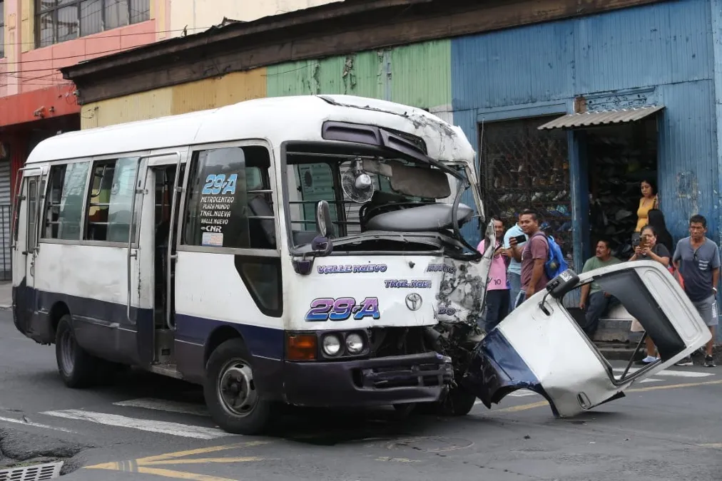 Cuatro personas heridas tras accidente de microbús y auto - El Diario ...